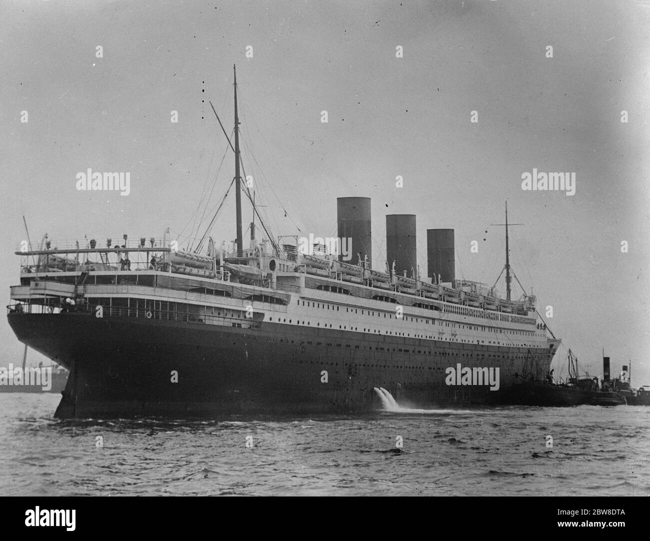 The ' SS Paris ' goes aground off Brooklyn , as she leaves dock for ...