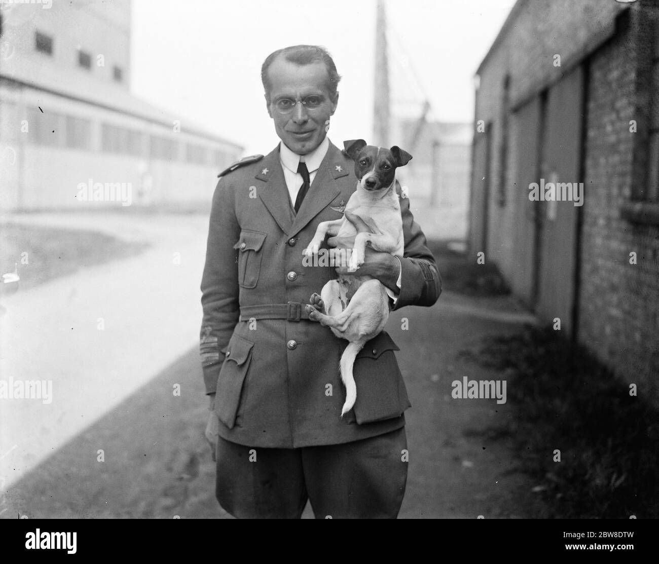 Amundsen ' s airship ' Norge ' arrives at Pulham . Colonel Umberto ...