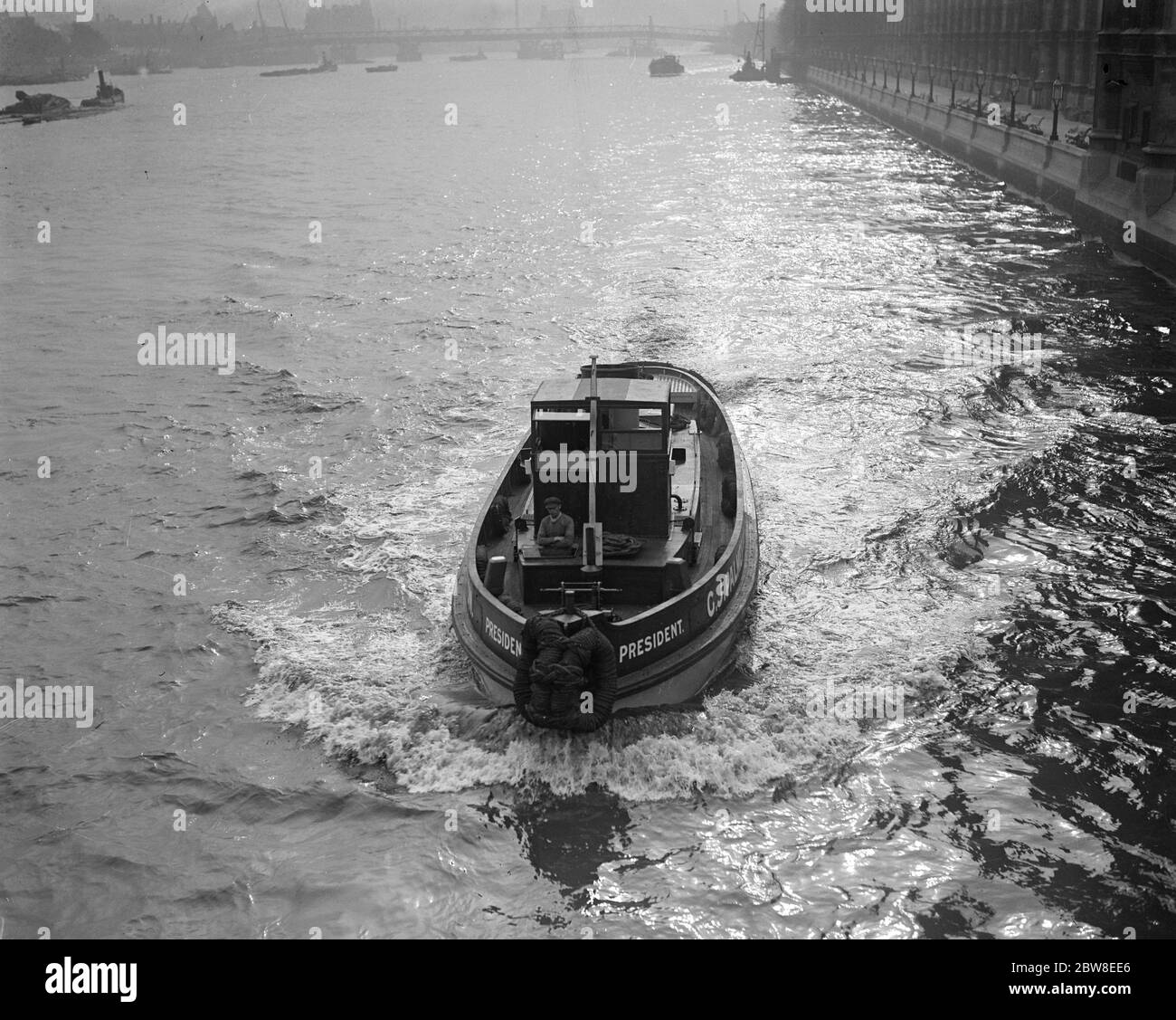 River thames tug tugboat Black and White Stock Photos & Images - Alamy