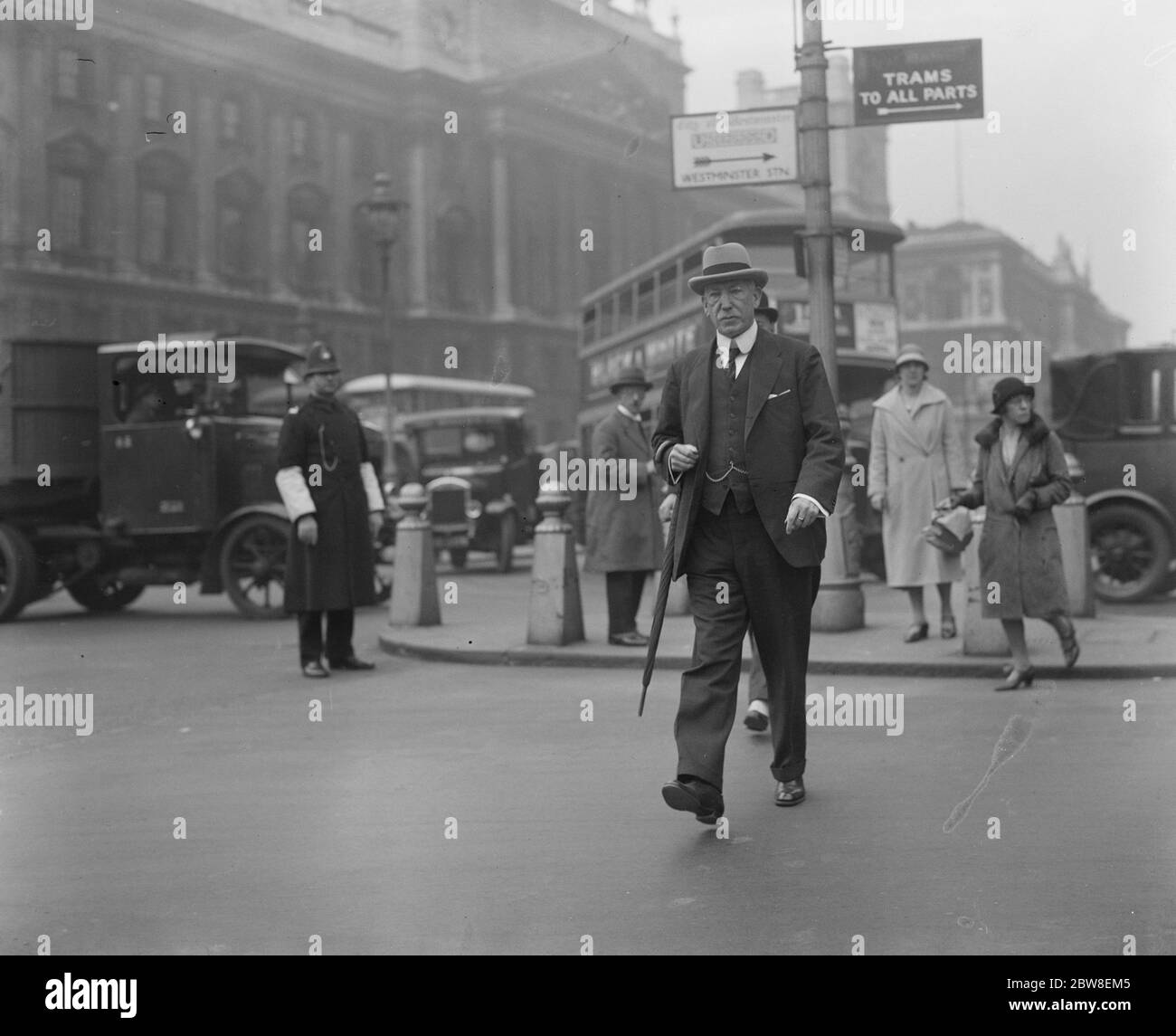 Surprise visit of Ulster 's Premier . Lord Craigavon arriving at the ...