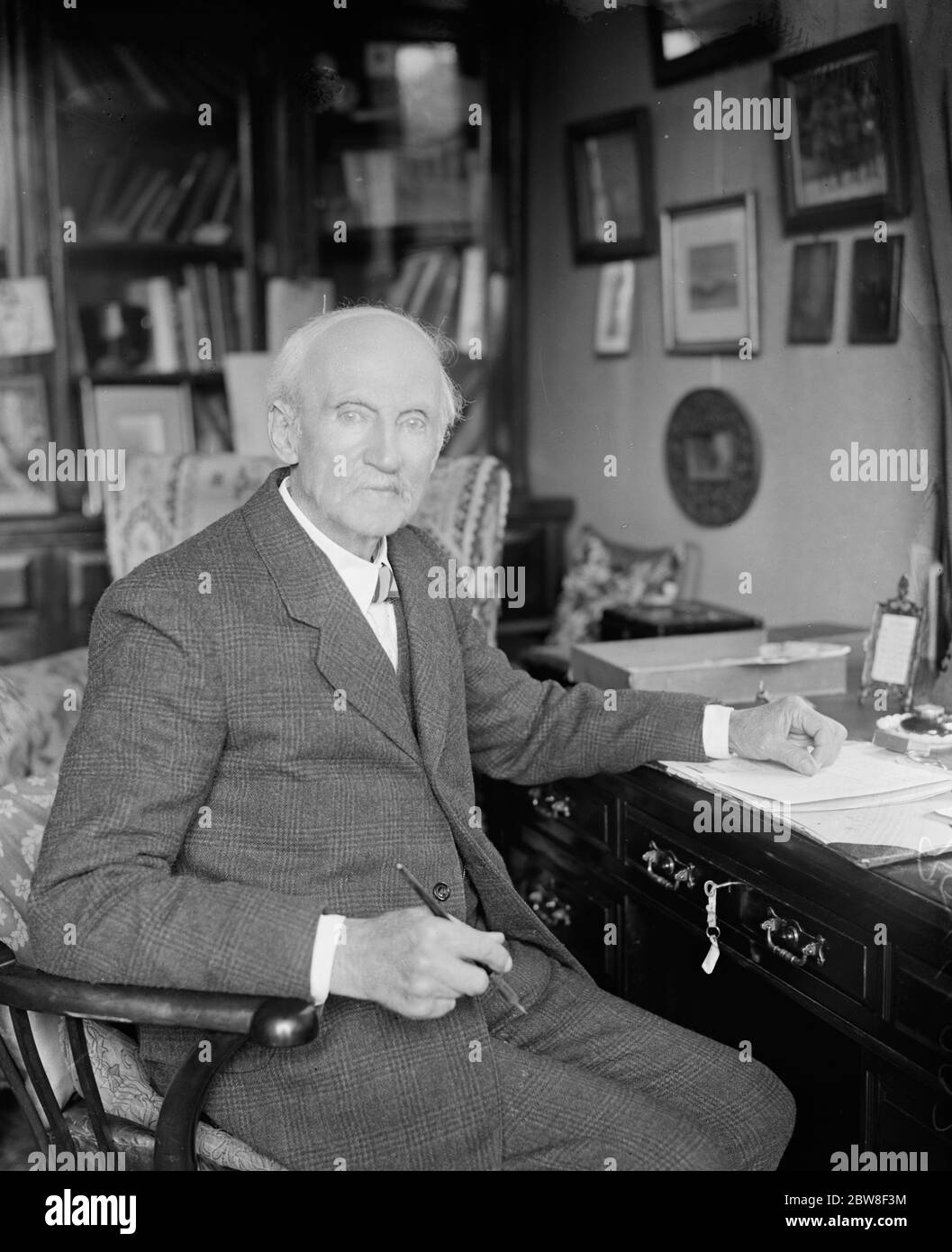 Old photographs on desk hi-res stock photography and images - Alamy