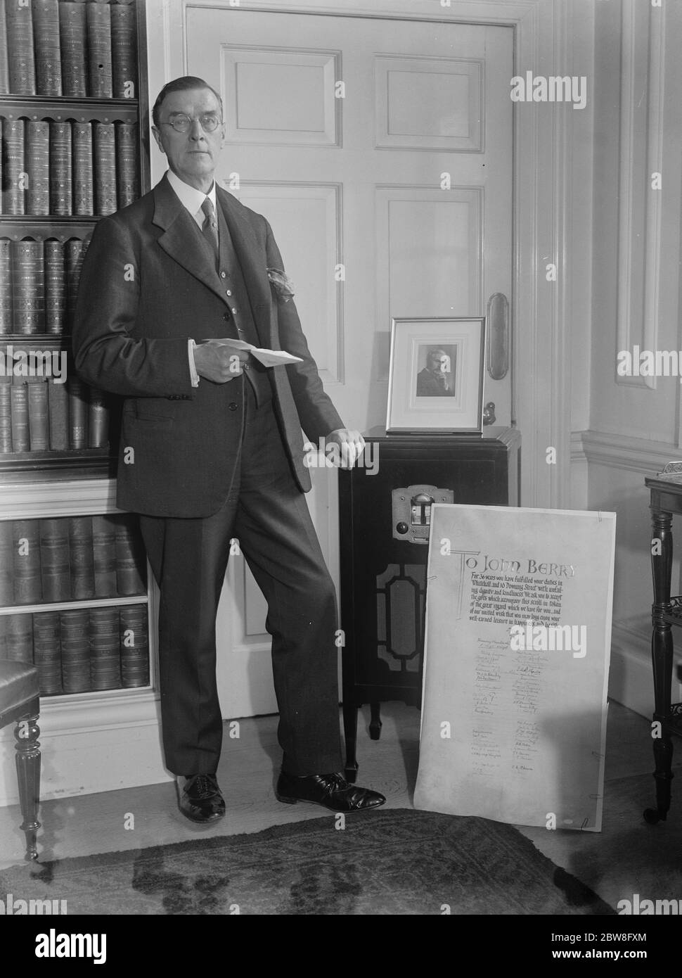 Cheque presentation hi-res stock photography and images - Alamy