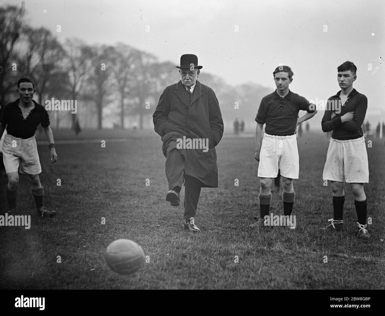 1920s football players hi-res stock photography and images - Alamy