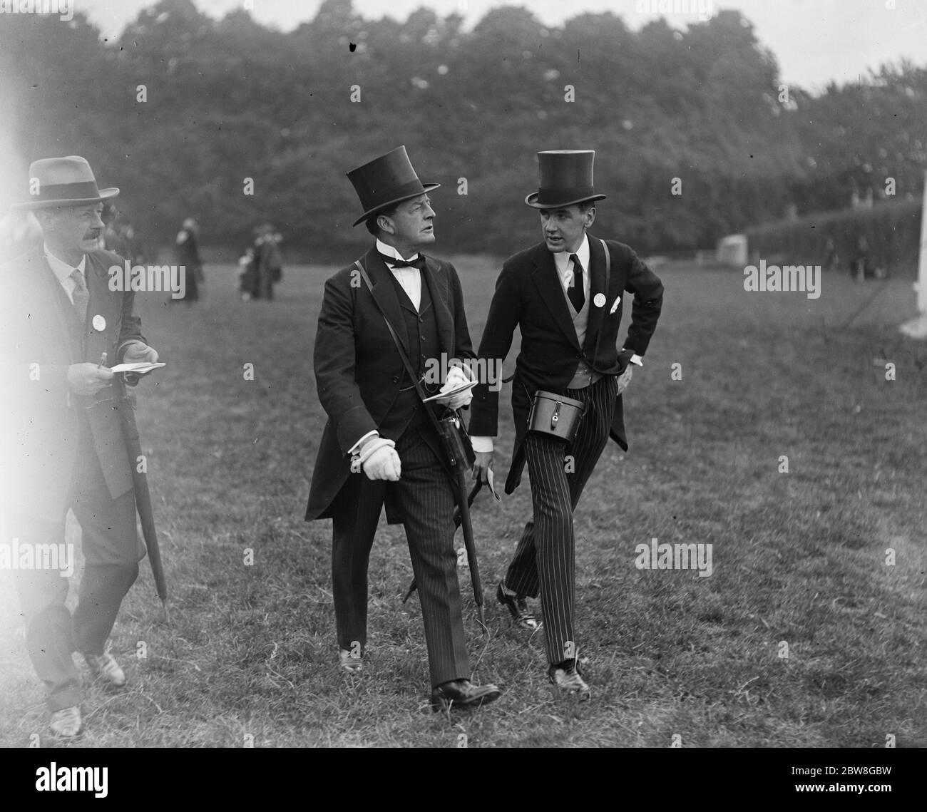 First Derby meeting at Epsom racecourse . Earl Beatty with his son . 5 ...