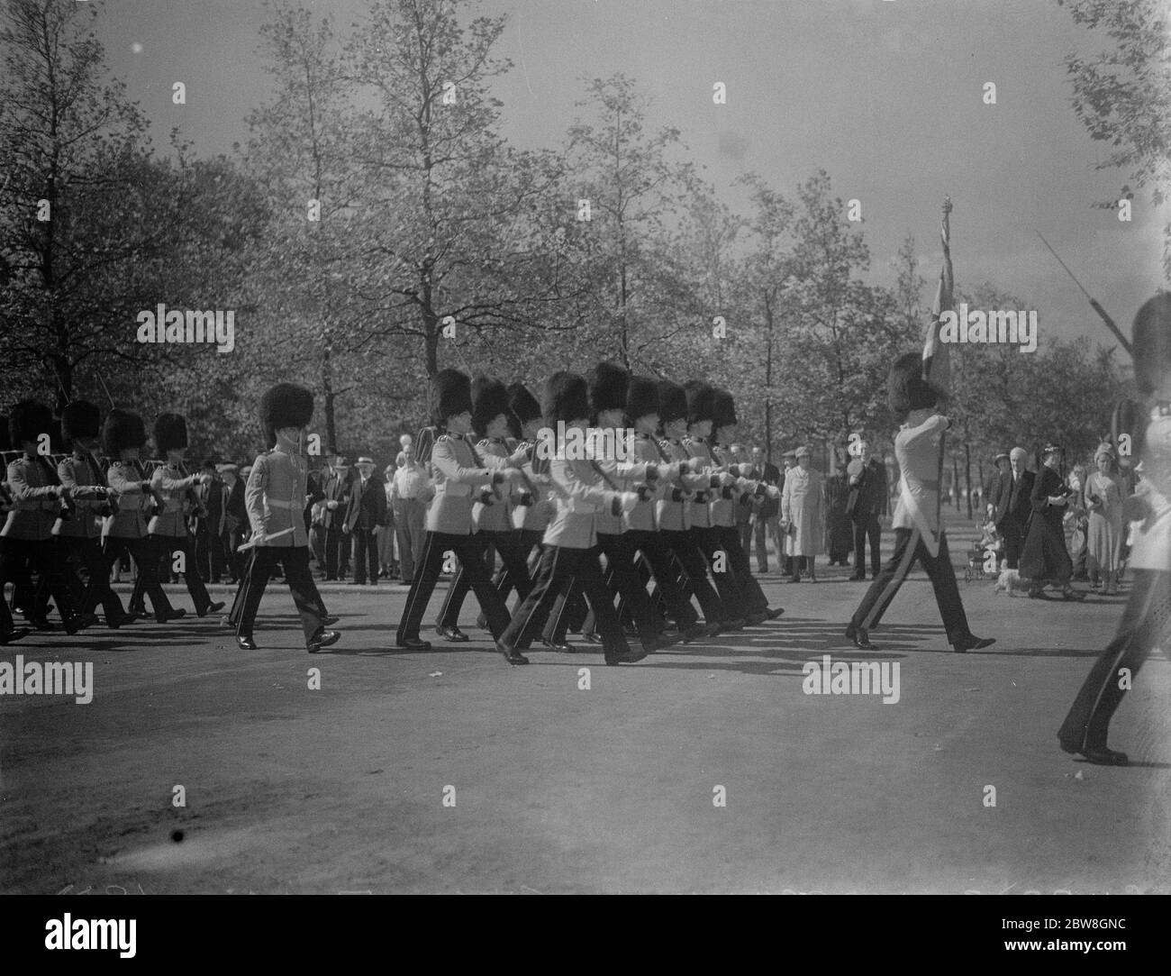 Changing the guards colours by manipulation of the camera . Guards ...