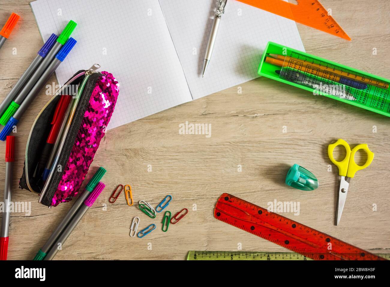 School supplies desk messy hi-res stock photography and images - Alamy