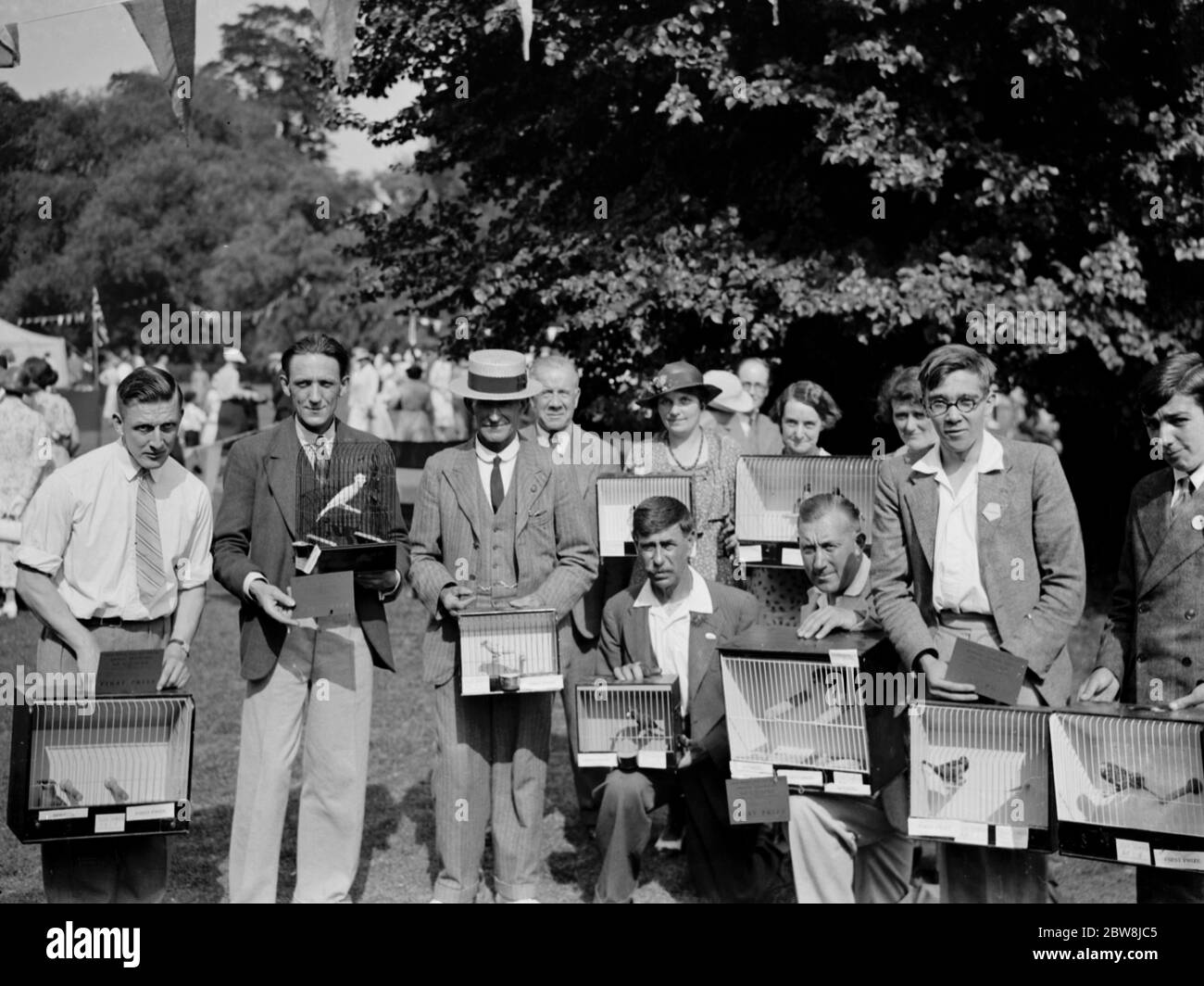 Bird show 30s hi-res stock photography and images - Alamy