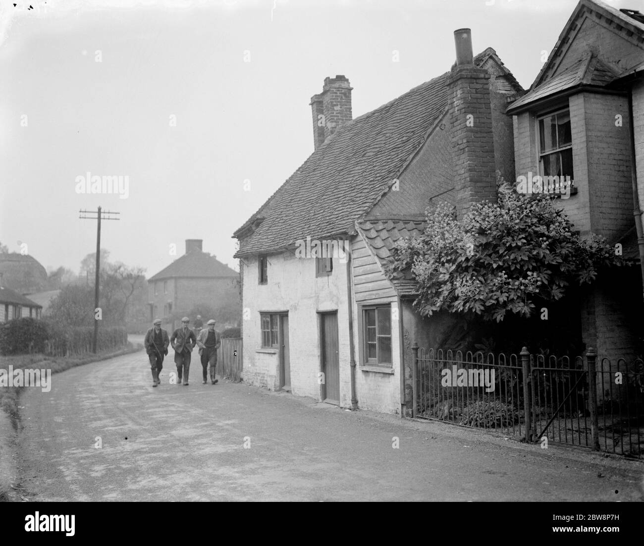 Workmen walking past the old cottages in Eynsford , Kent . 1937 Stock ...