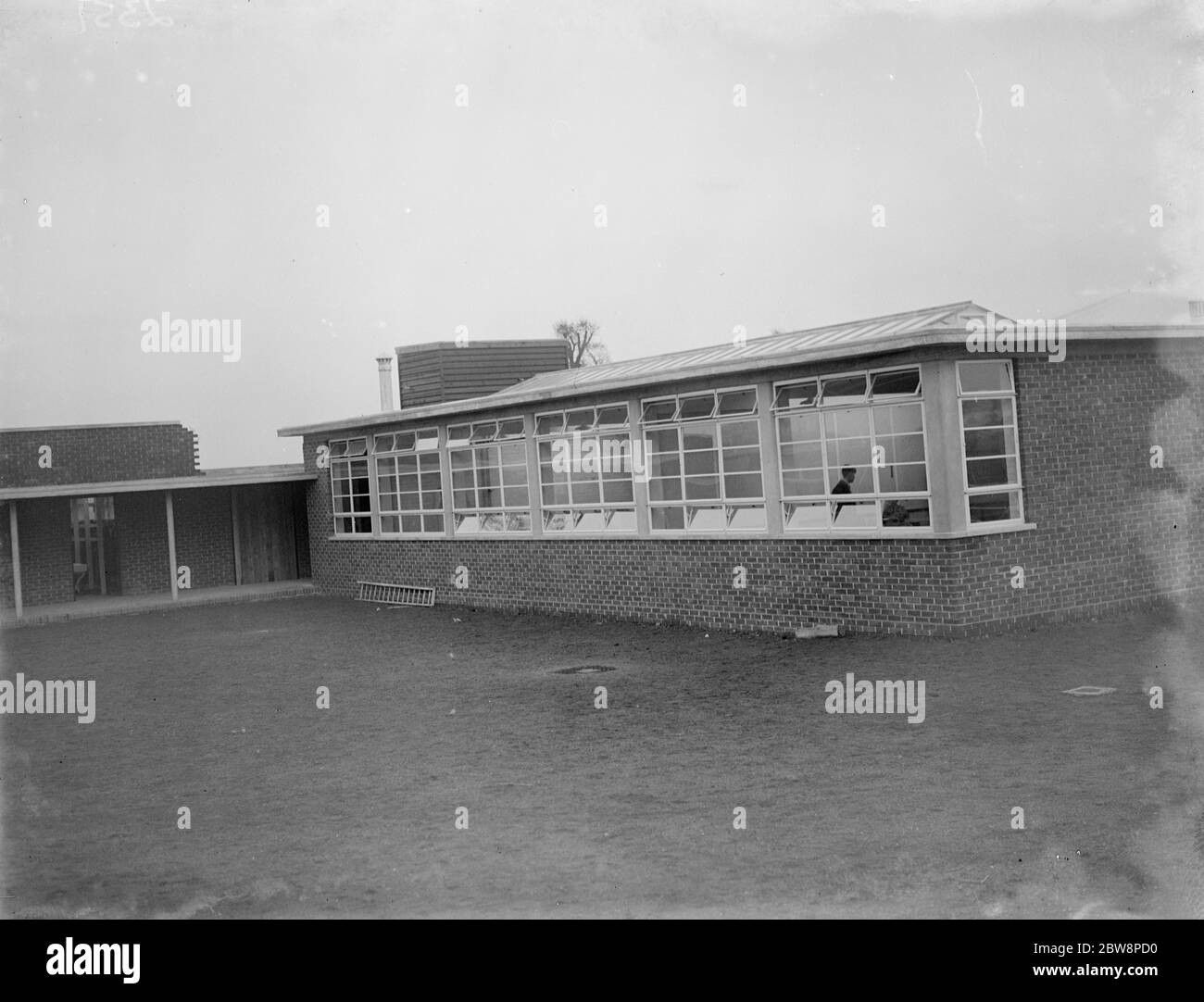 School wing hi-res stock photography and images - Alamy