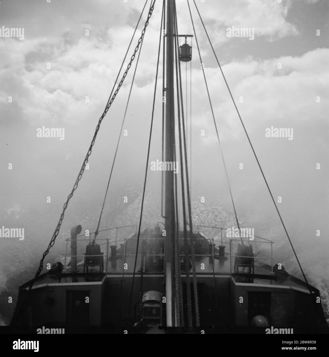 Sea ship waves hi-res stock photography and images - Alamy