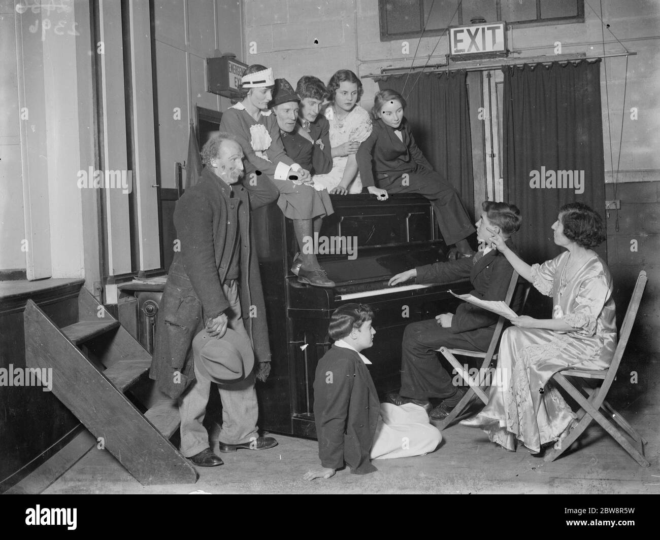Mrs E Skinner and family rehearsing their stage song . 13 December 1935 ...