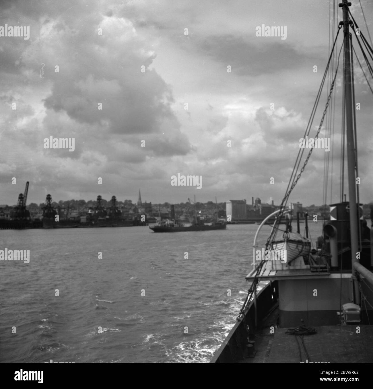 Thames docks 1930s hi-res stock photography and images - Alamy
