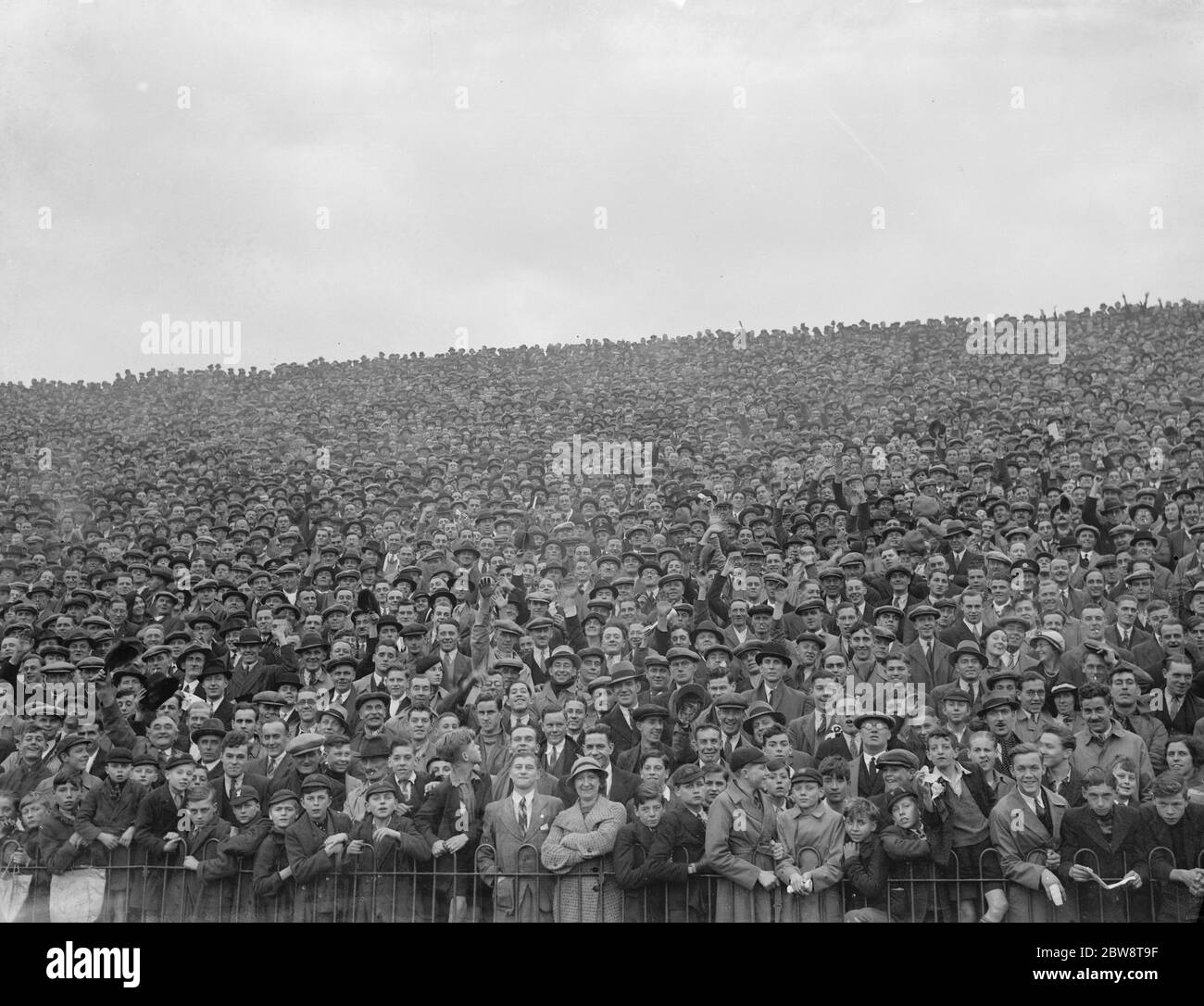 Arsenal football stadium crowd hi-res stock photography and images - Alamy