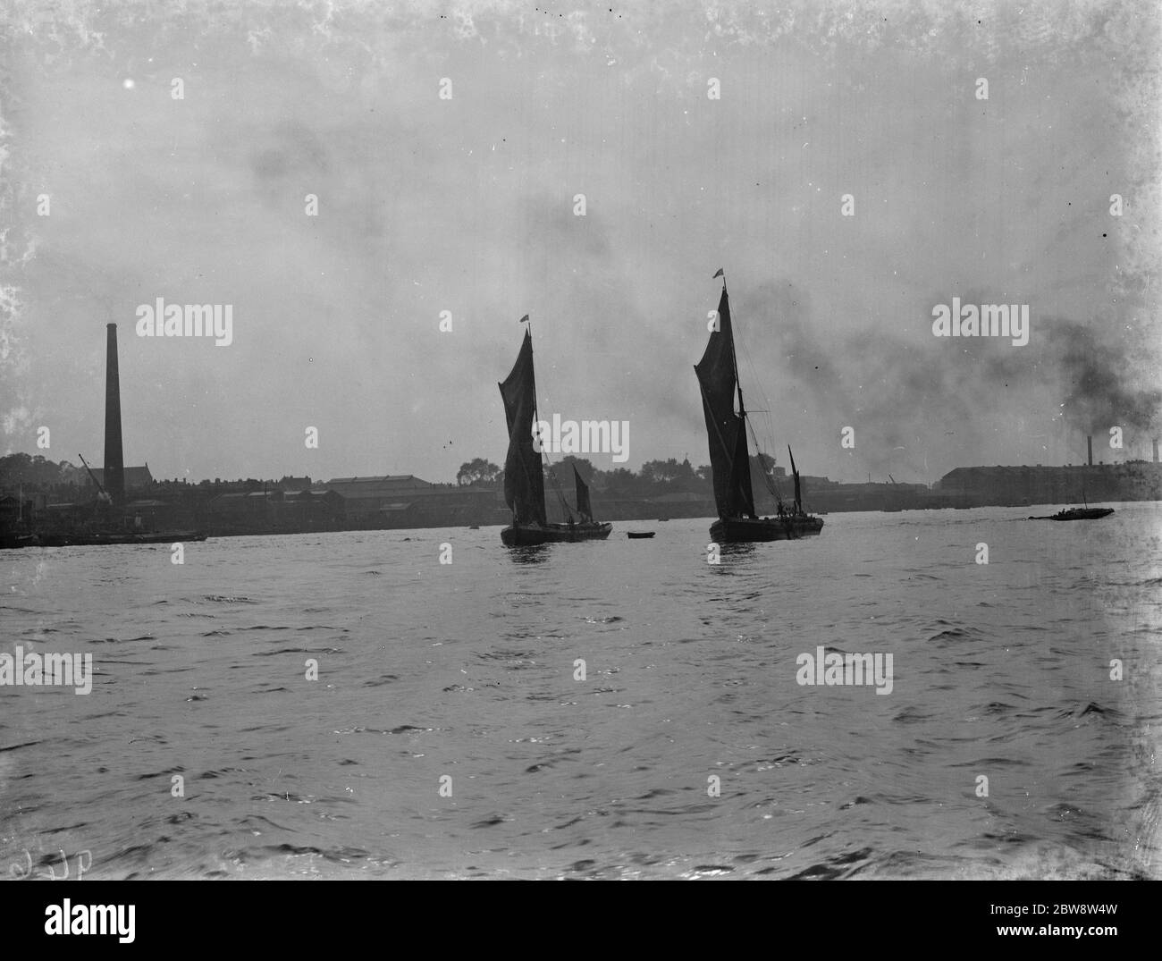 Thames river boat sailing Black and White Stock Photos & Images - Alamy