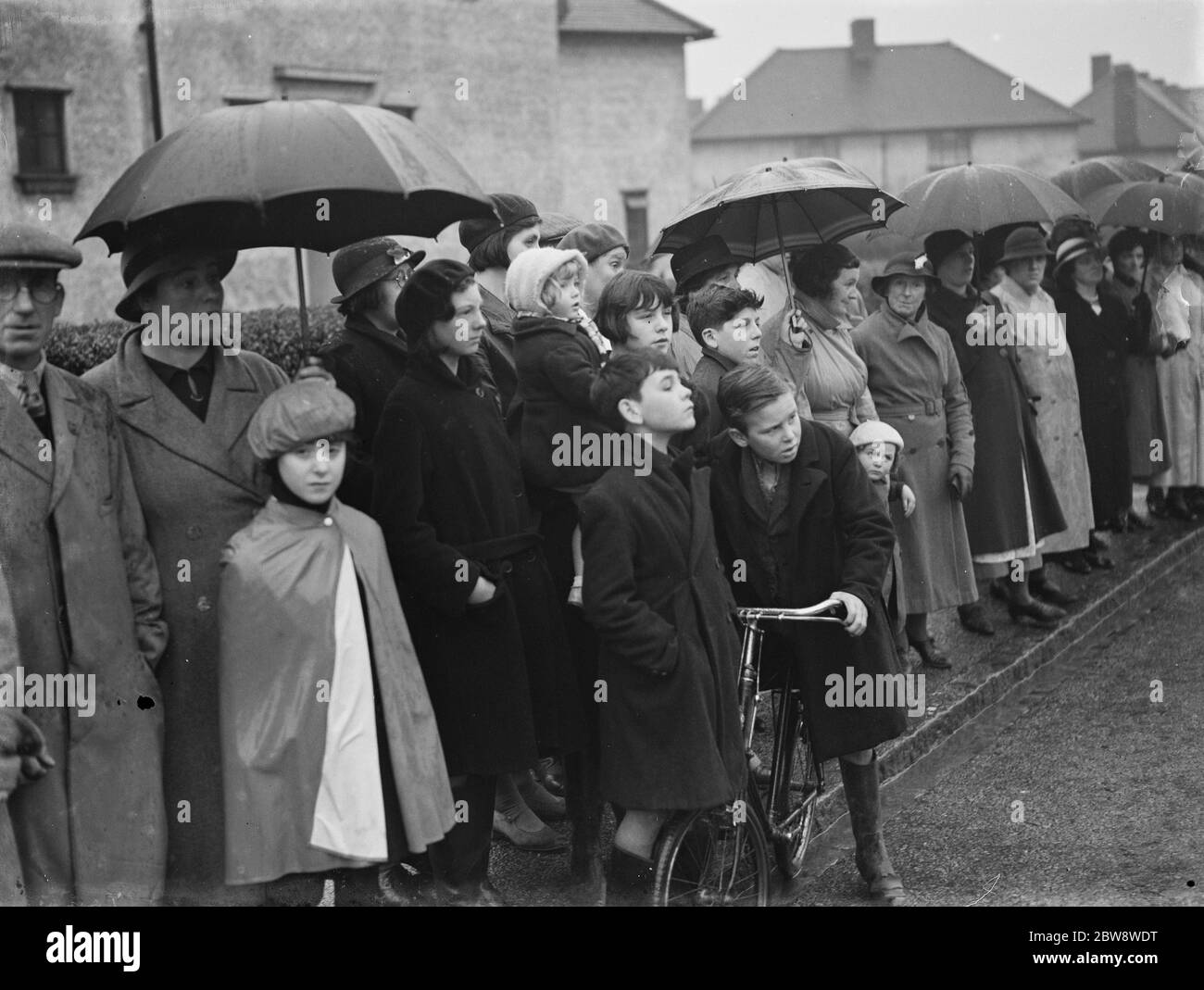 Queen funeral crowd hi-res stock photography and images - Alamy