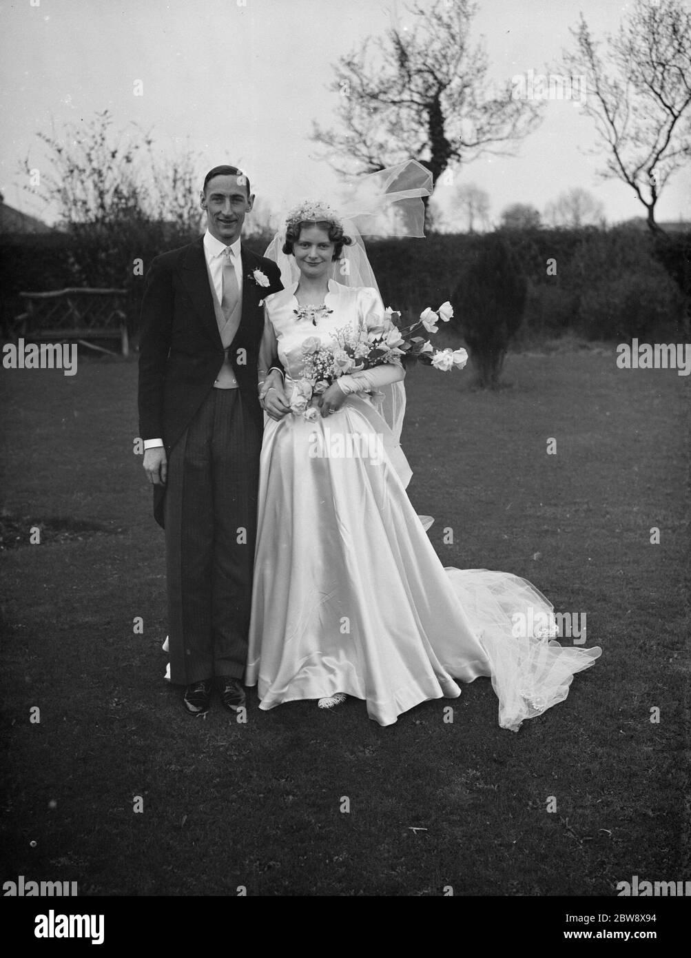 Jones E and Miss Easton , bride and bridegroom . 1938 Stock Photo - Alamy