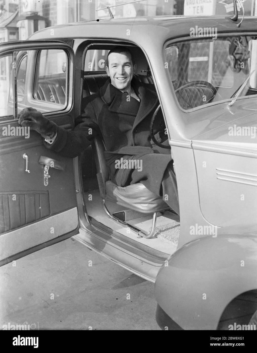 The famous cinema organist , Mr Robinson Cleaver , in the driving seat ...