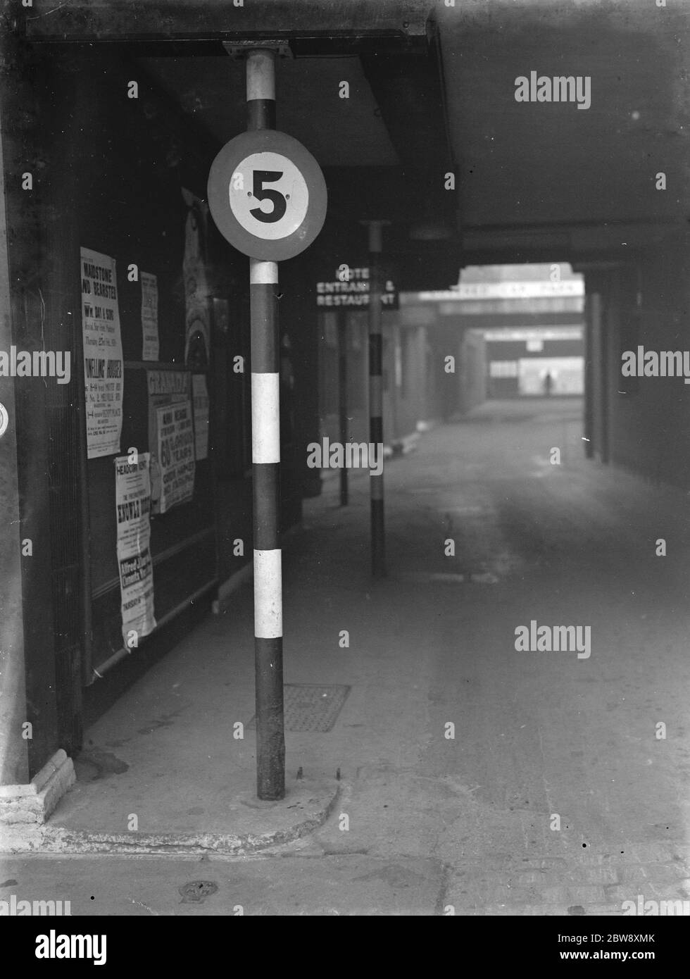 Quantity or quality road sign Black and White Stock Photos & Images - Alamy