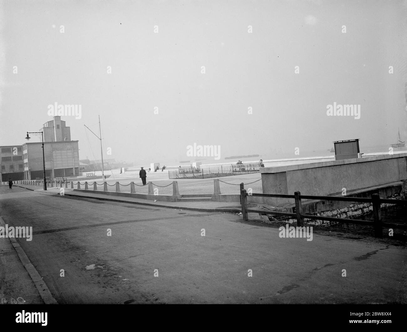 Riverside promenade thames hi-res stock photography and images - Alamy