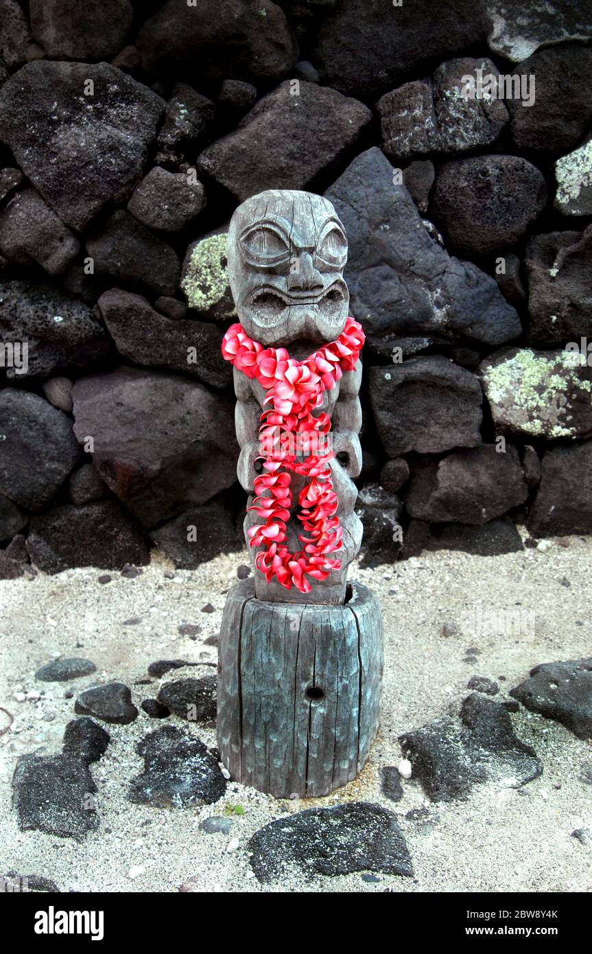 Ancient tiki stands guard at the beach of Puuhonua o Honaunau National ...