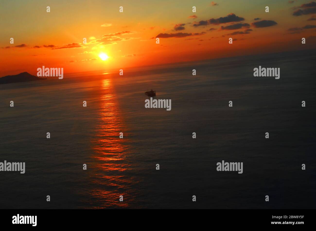 Dawn view diamond head flying hi-res stock photography and images - Alamy