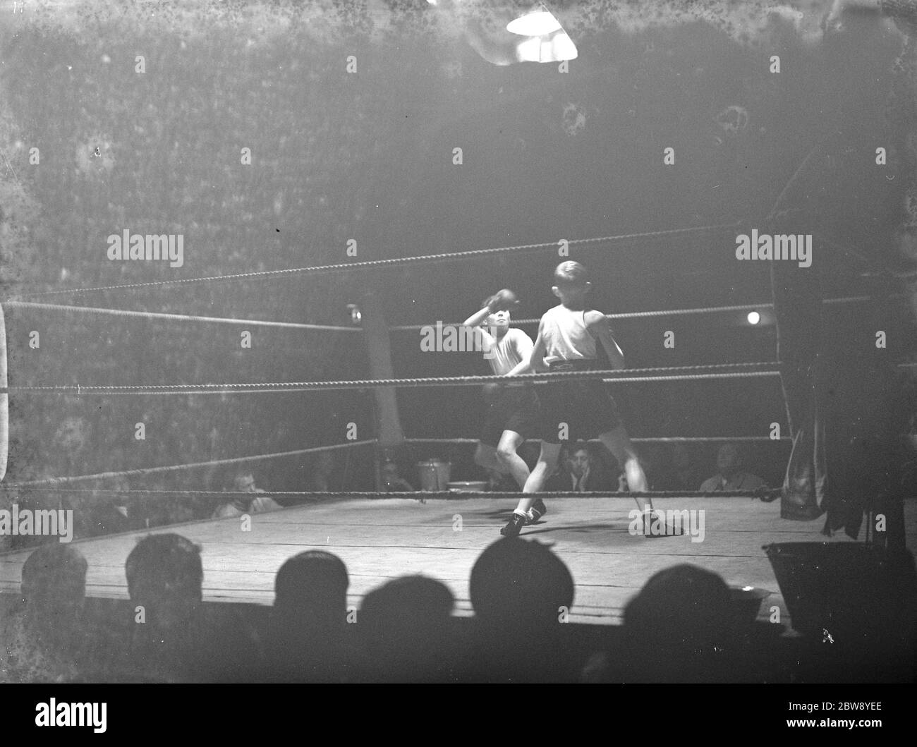 Boys boxing hi-res stock photography and images - Alamy