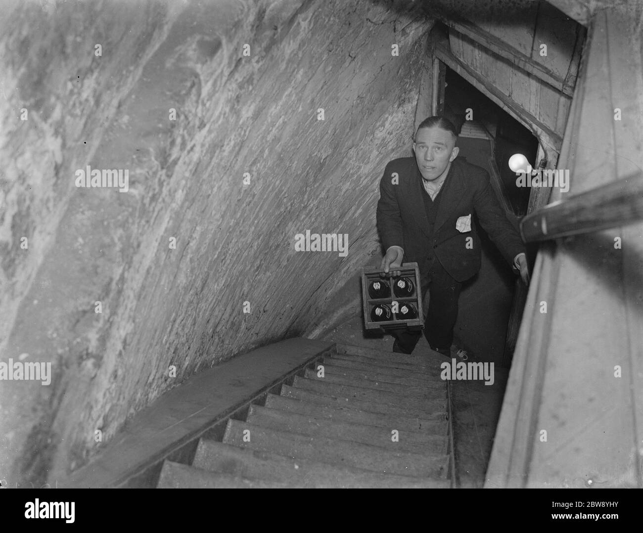 Old pub interior 1930s hi-res stock photography and images - Alamy
