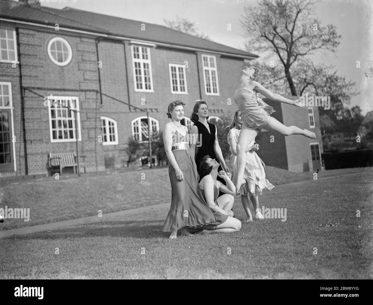 Girls from the Eltham Eisteddfod County Girls School on Eltham Hill ...