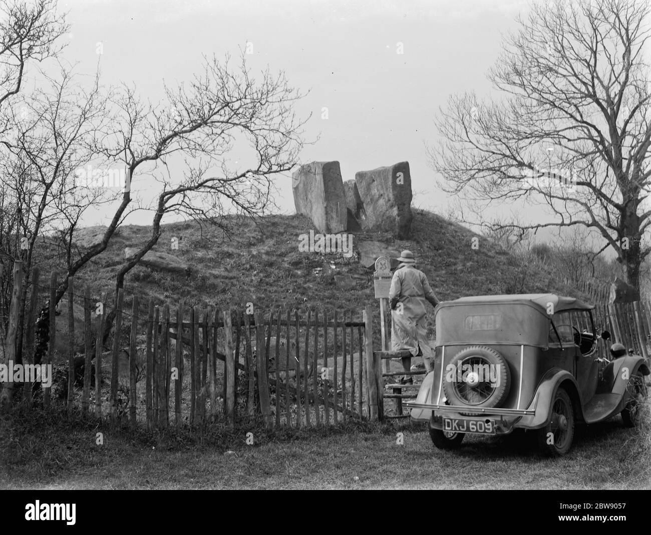 The Coldrum Stone at Trottiscliffe , Kent . The site of a Neolithic ...