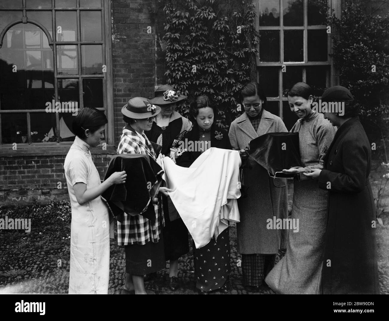 Oversees visitors at Lullingstone Castle . 25 May 1937 Stock Photo - Alamy