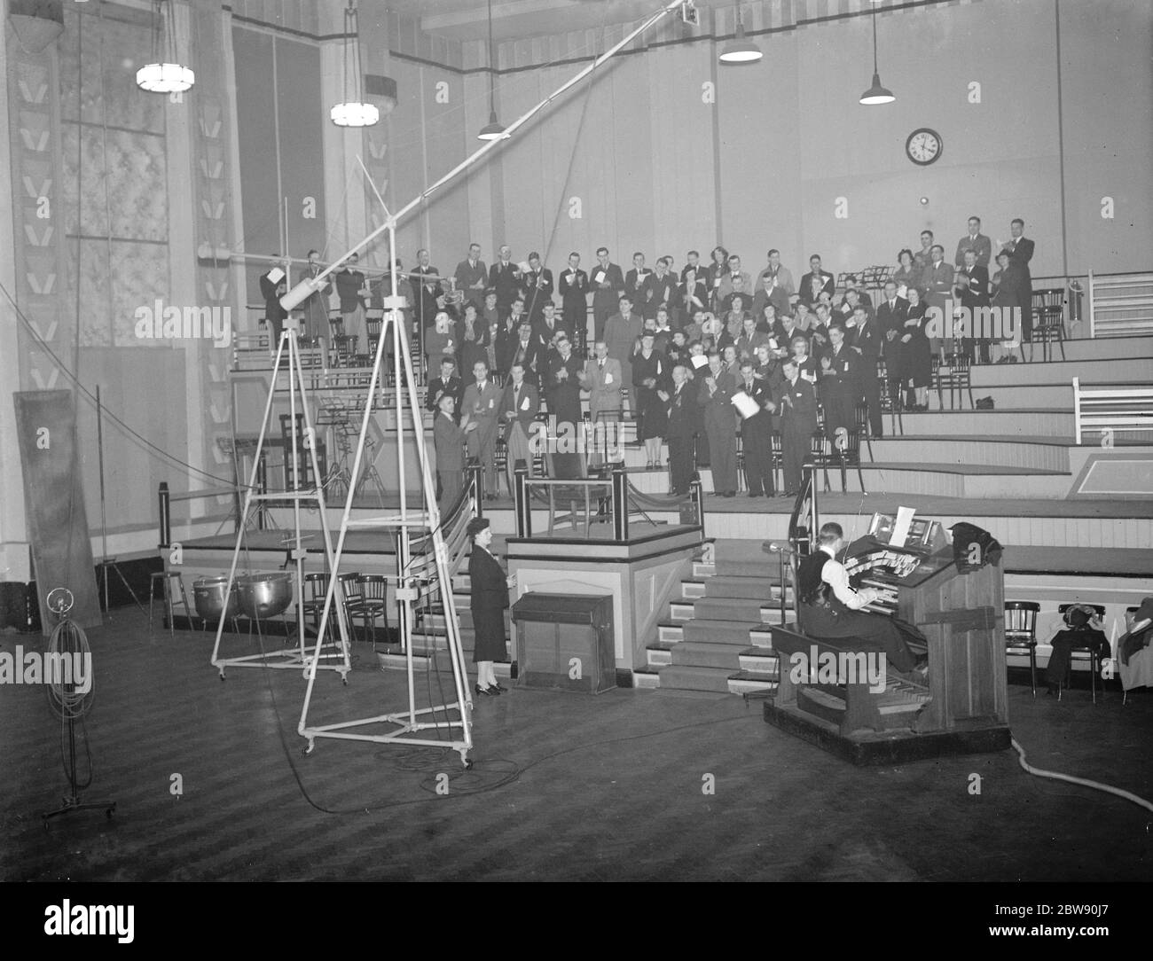 Mr Robinson Cleaver , the famous cinema organist , in the recording ...