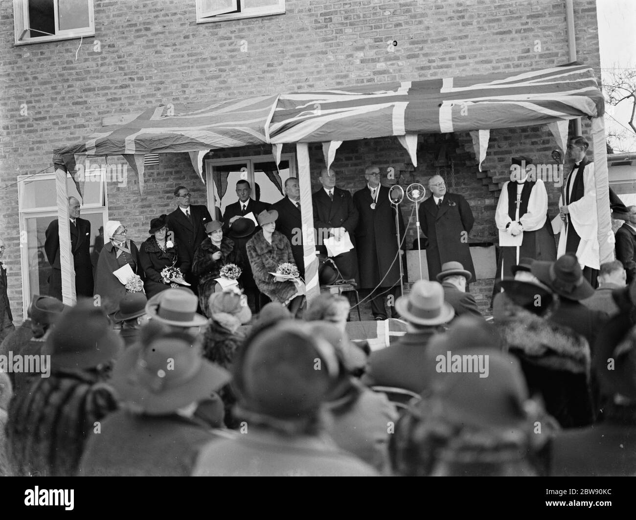 Crowds gather round Black and White Stock Photos & Images - Alamy