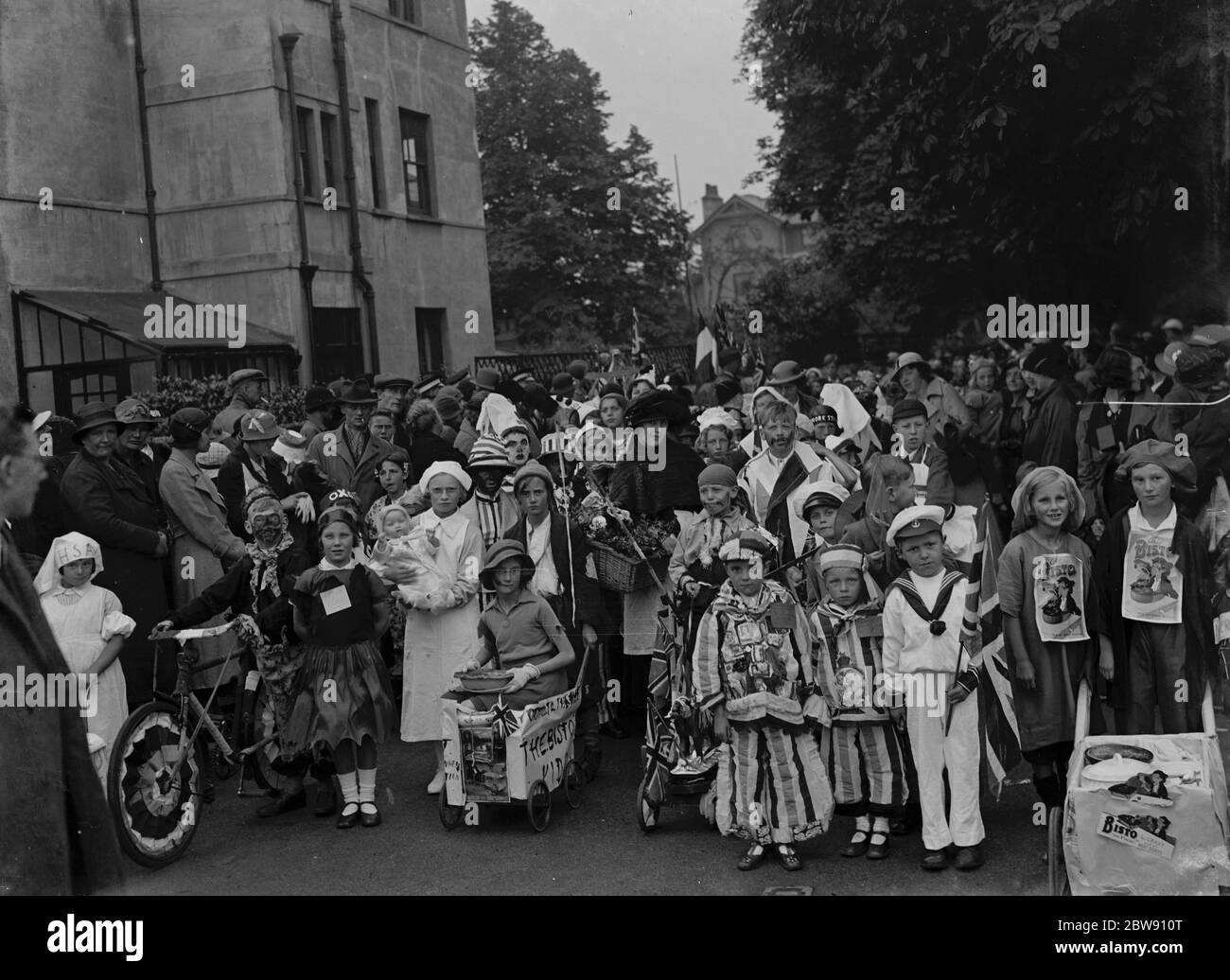 The Coronation Carnival through the street of Stone , Kent , to ...