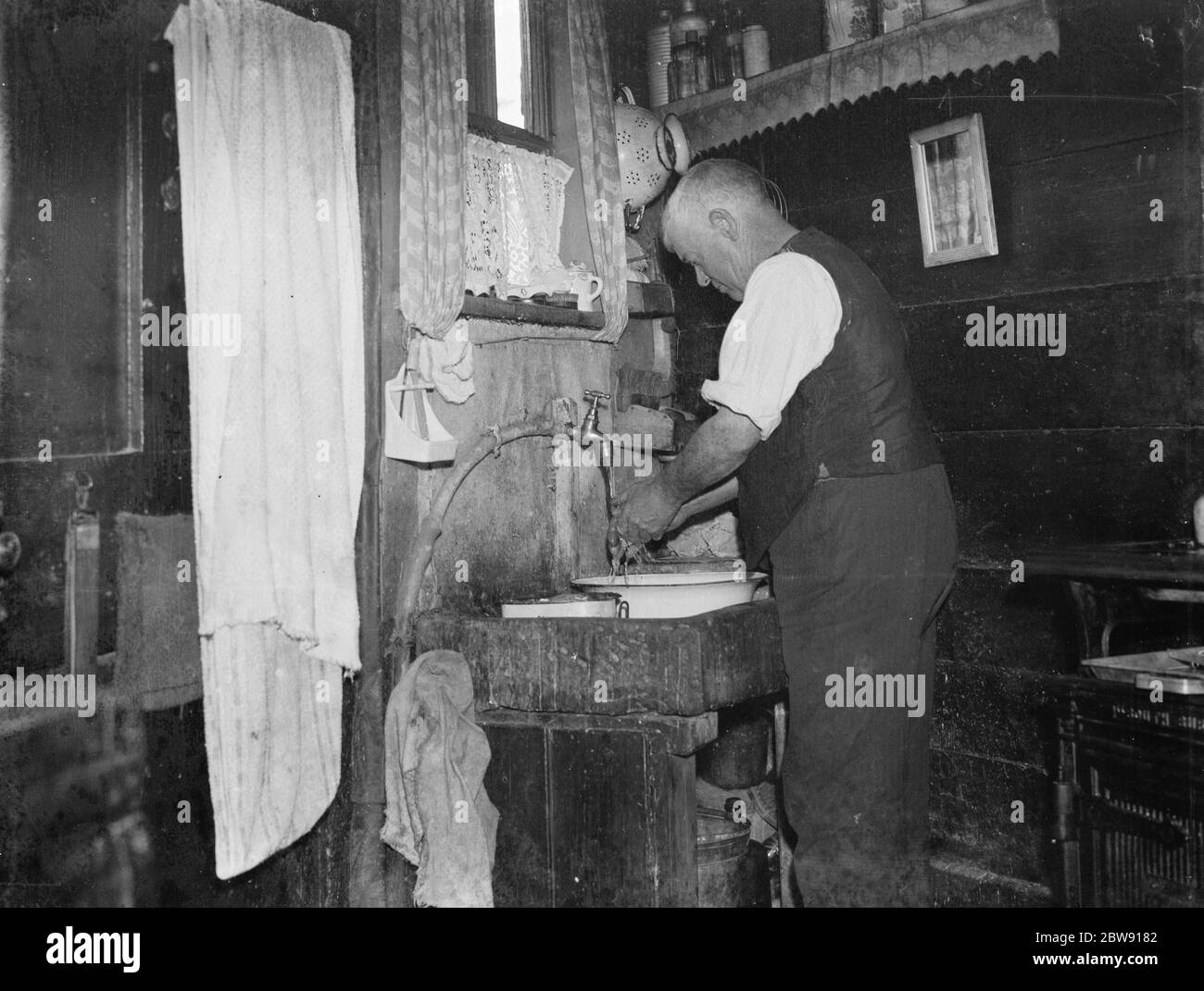 Kent cottage Black and White Stock Photos & Images - Alamy