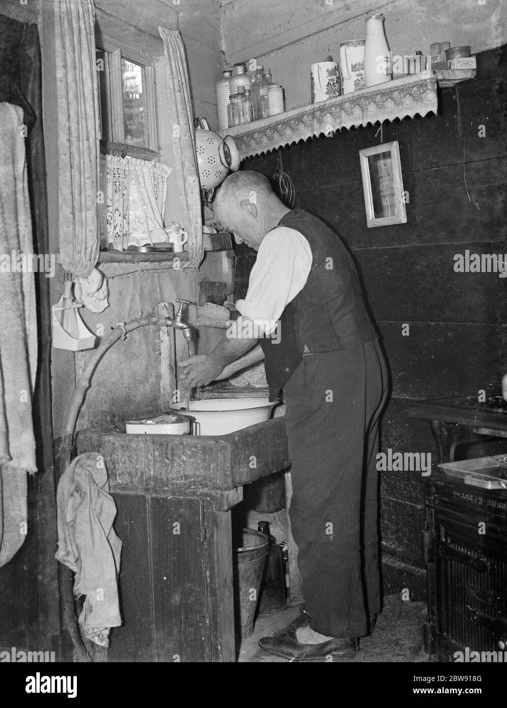 The owner of a cottage in Chislehurst , Kent . 1939 Stock Photo - Alamy