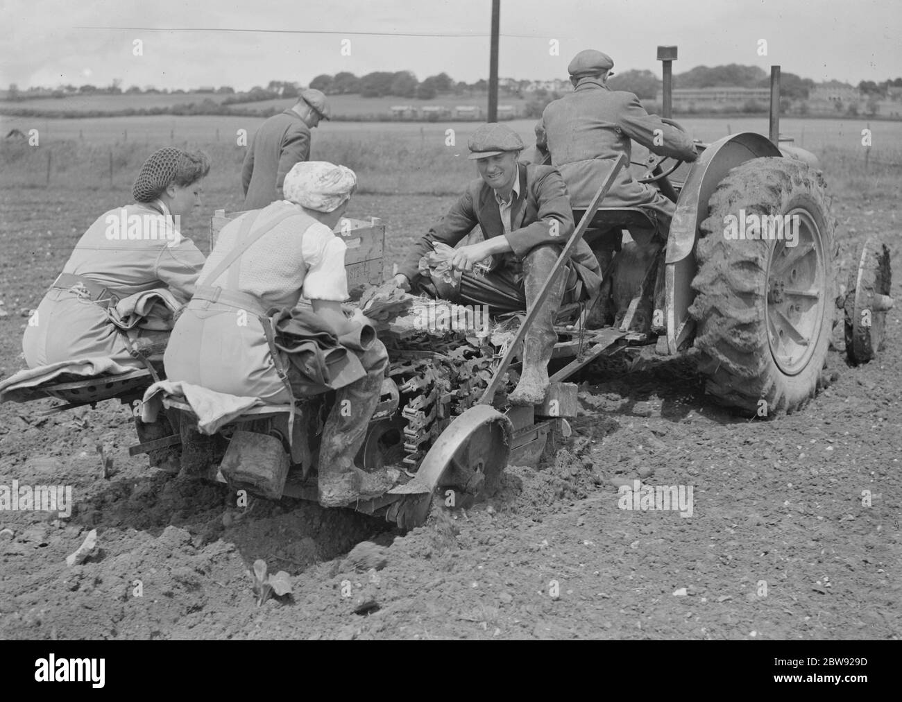 Ww2 woman farm hi-res stock photography and images - Alamy