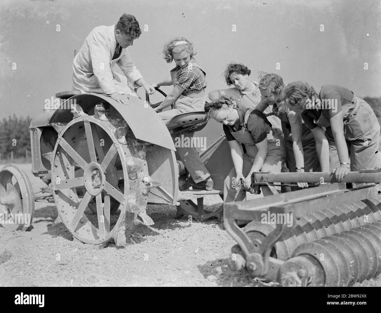 Women 's Land Army in training on the fields of Wye , Kent . Here Land ...