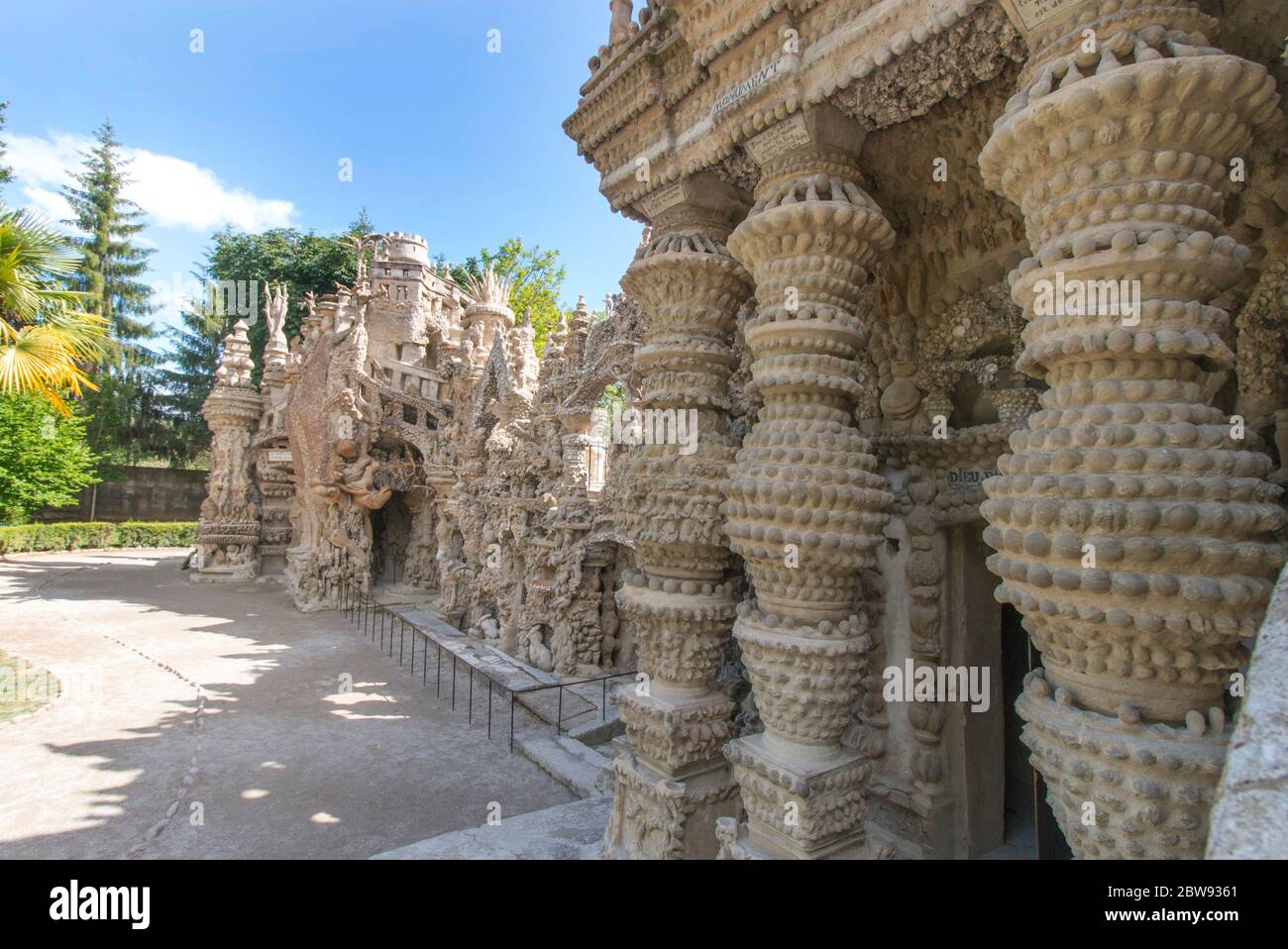 Palais ideal du facteur Cheval. Maison. Curiosity, surreal building ...