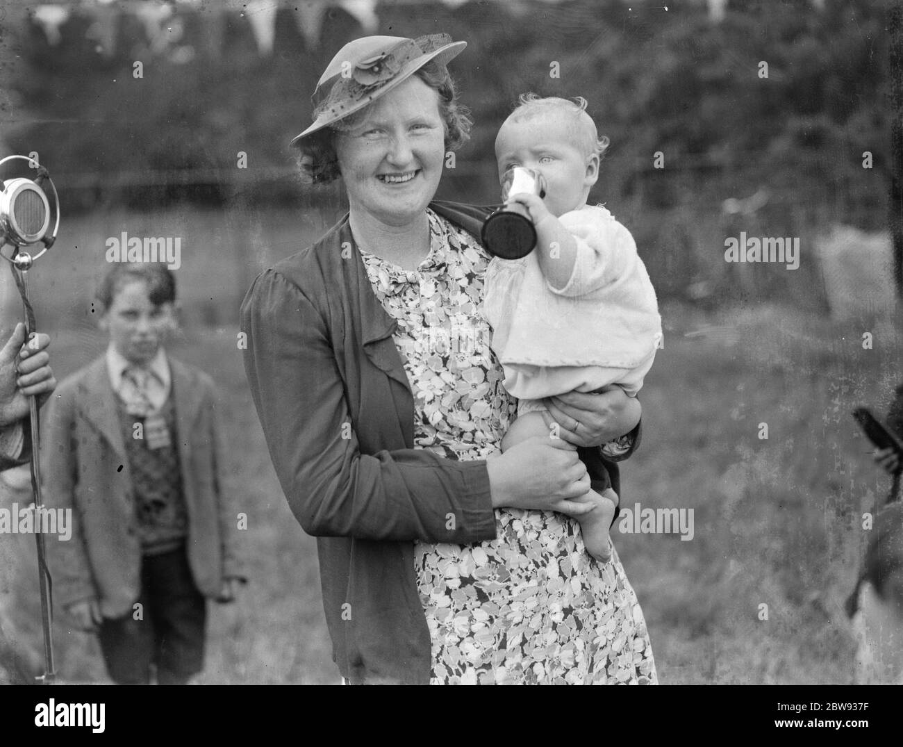 Mrs Hunt and her daughter , Joan Hunt , winners of the baby show . 1939 ...