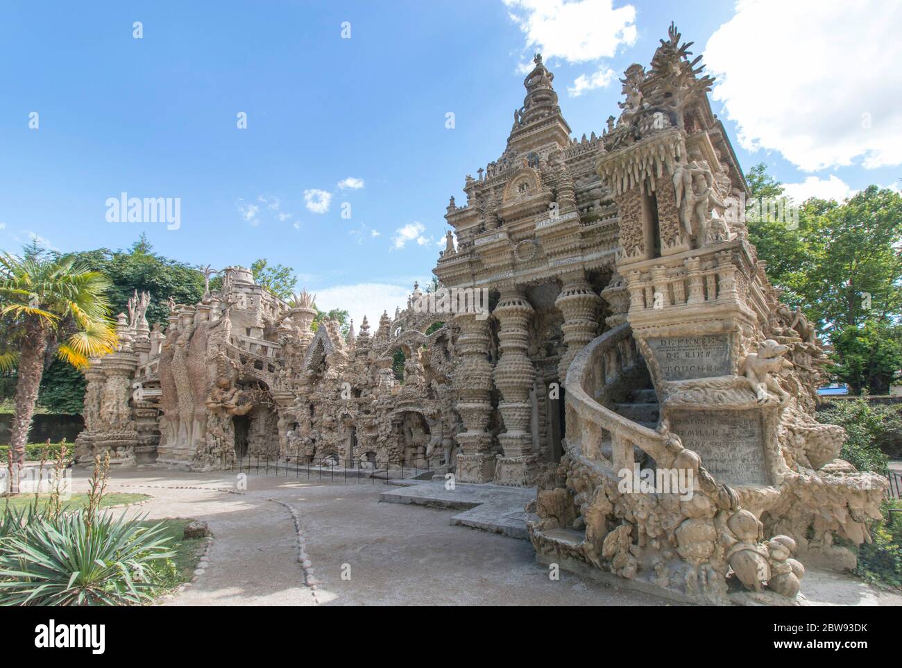 Palais ideal du facteur Cheval. Maison. Curiosity, surreal building ...