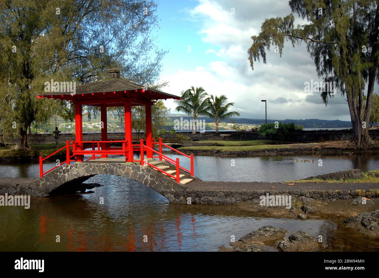Red japanese tea house hi-res stock photography and images - Alamy