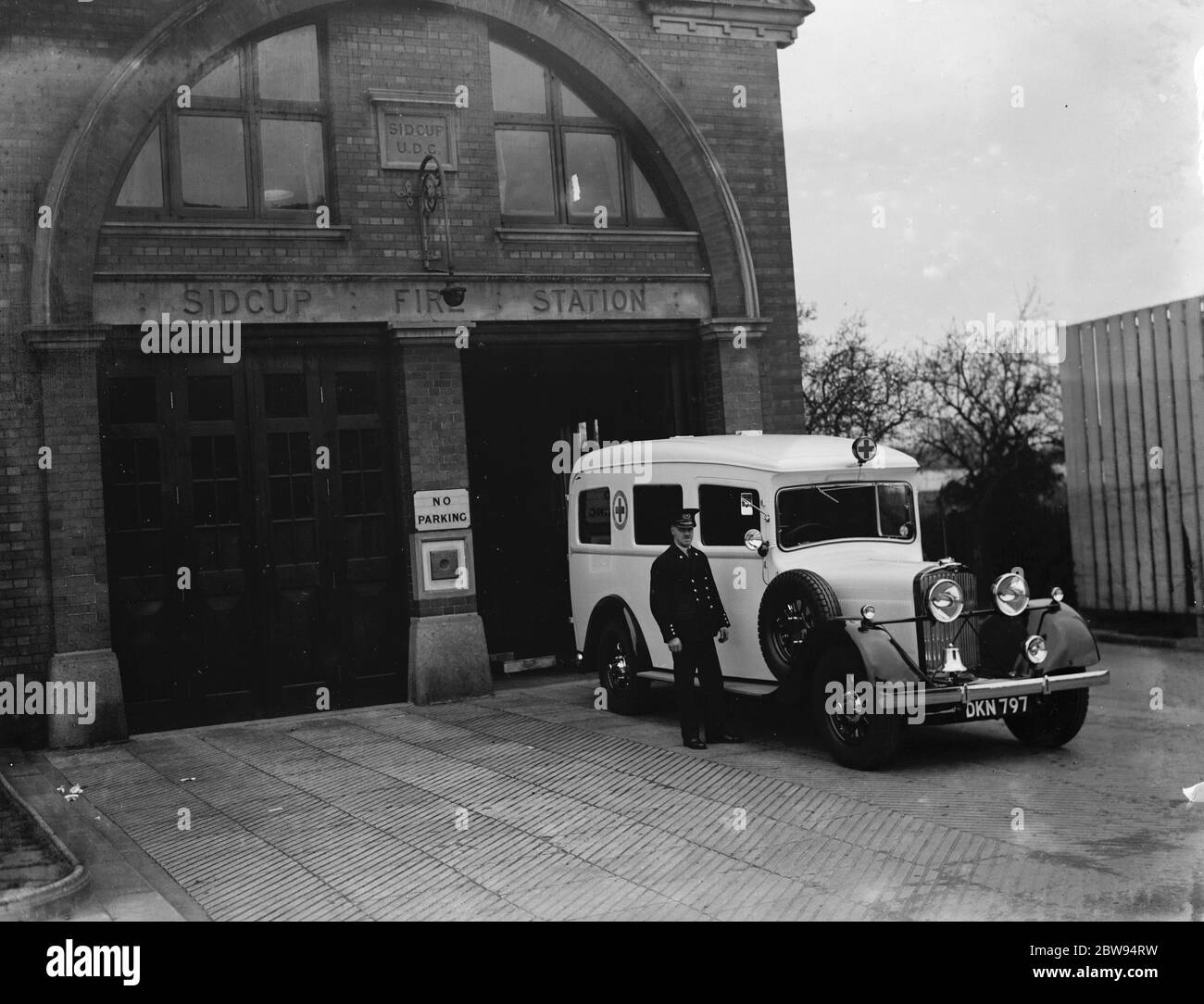 Ambulance outside hi-res stock photography and images - Alamy