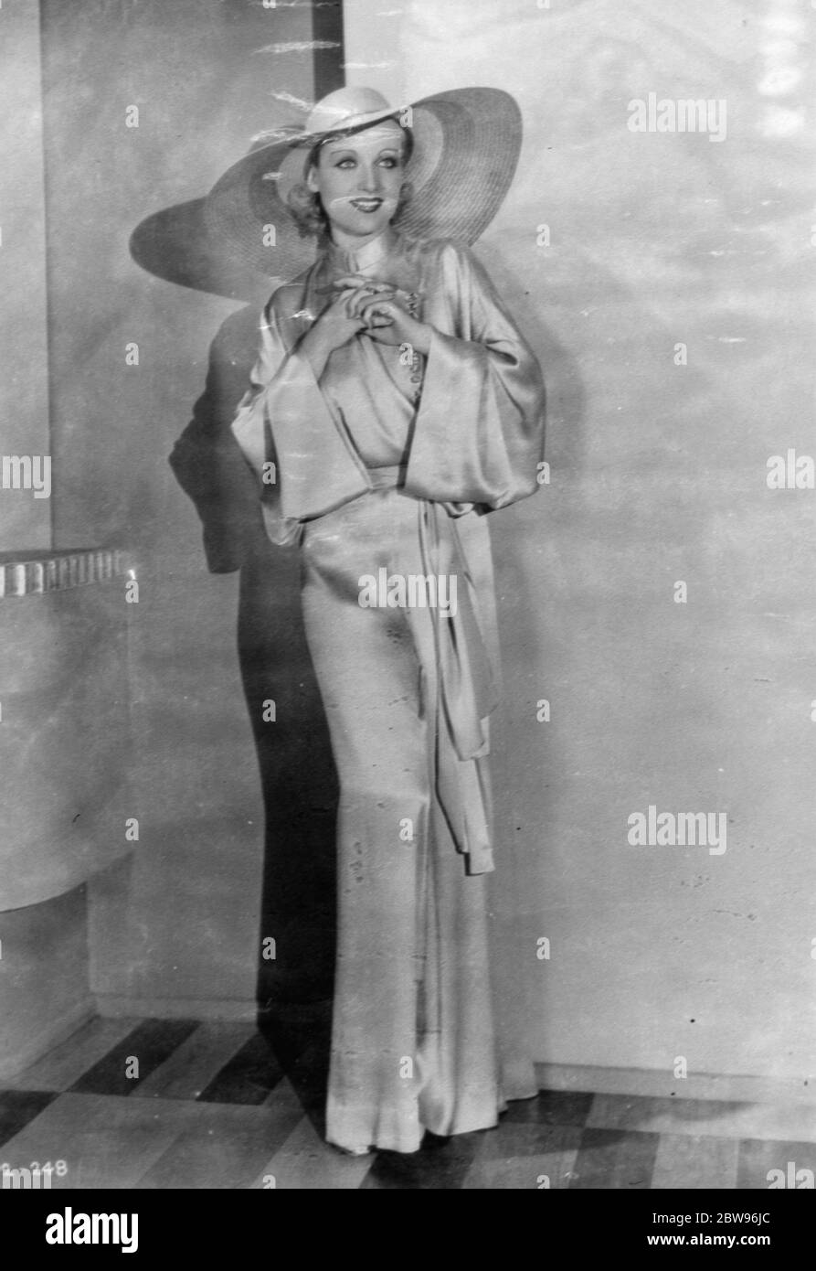 Beach fashion style Black and White Stock Photos & Images - Alamy