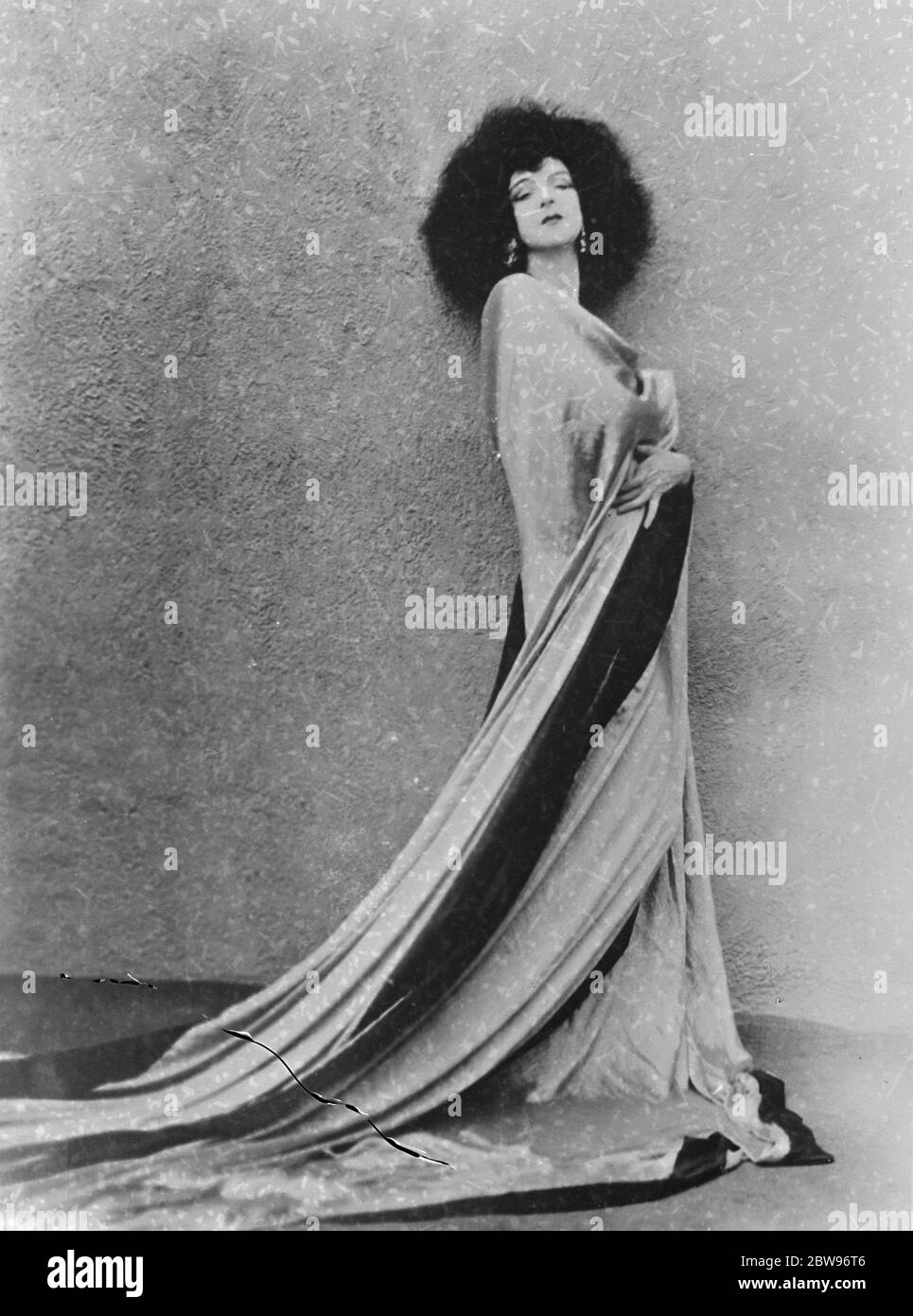 Ruth St Denis , dancer in pose . 30 June 1932 Stock Photo - Alamy