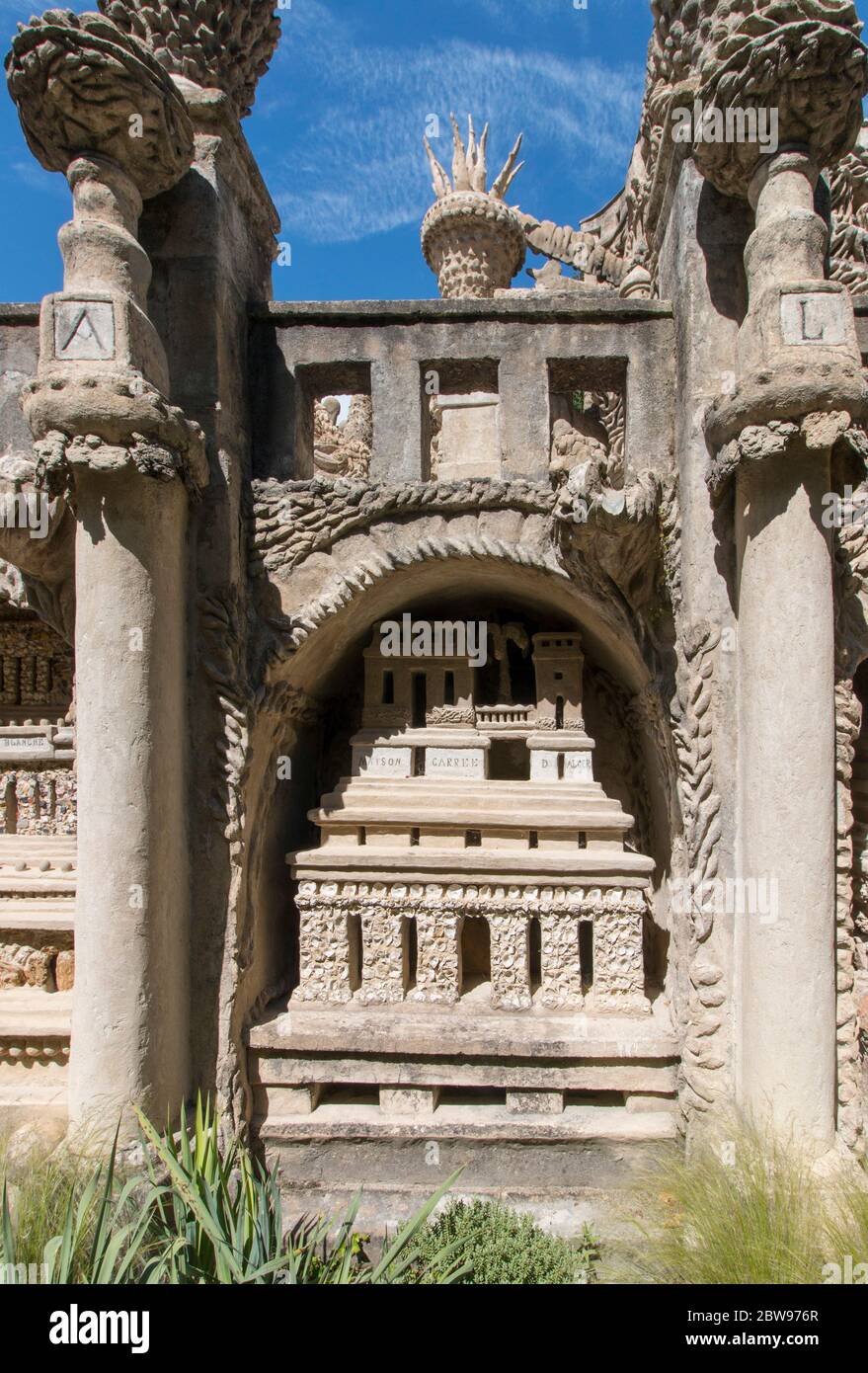 Palais ideal du facteur Cheval. Maison. Curiosity, surreal building ...