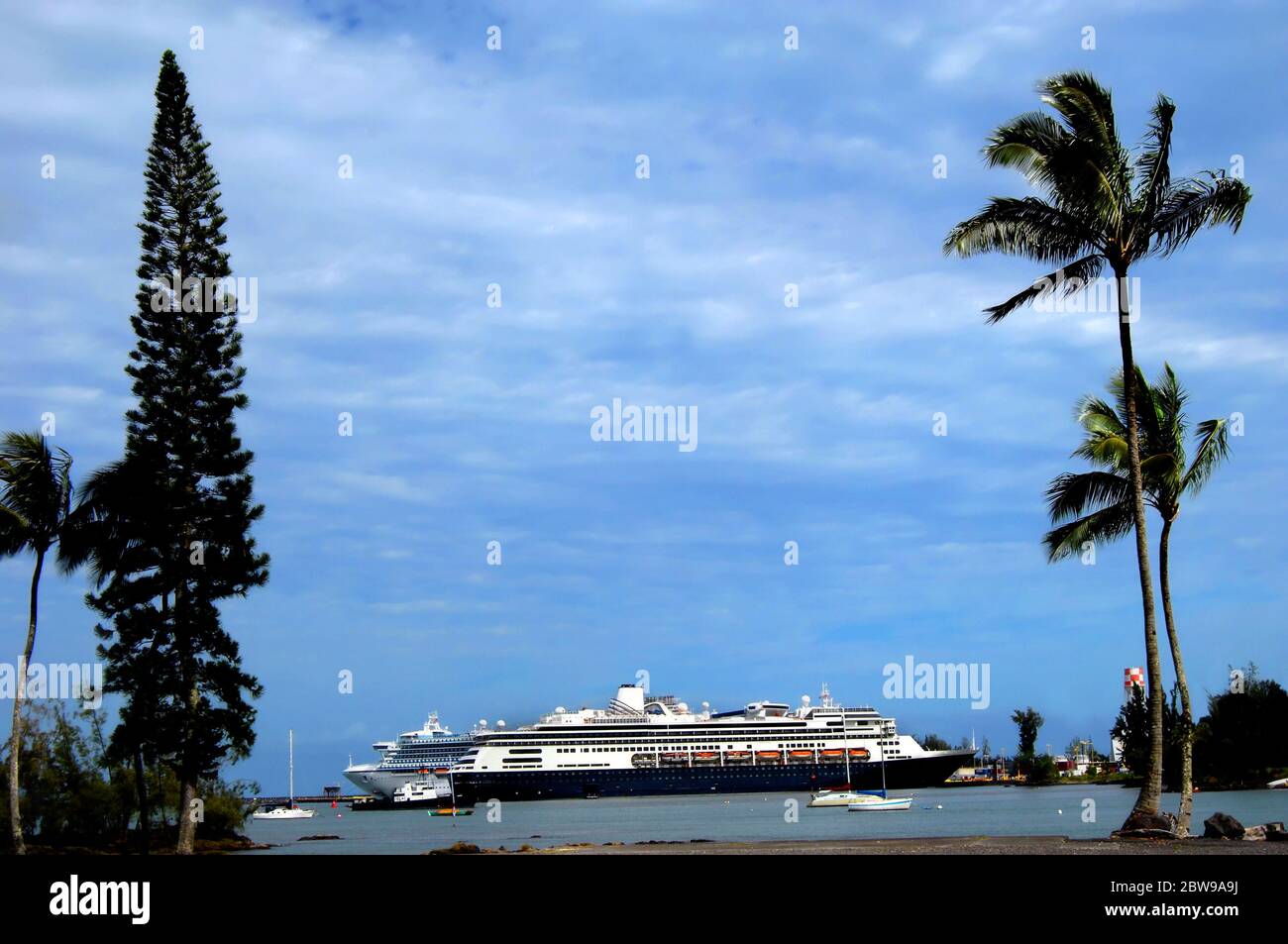 Cruise ships dock at Hilo Bay for a Port of Call. Smaller boats anchor ...
