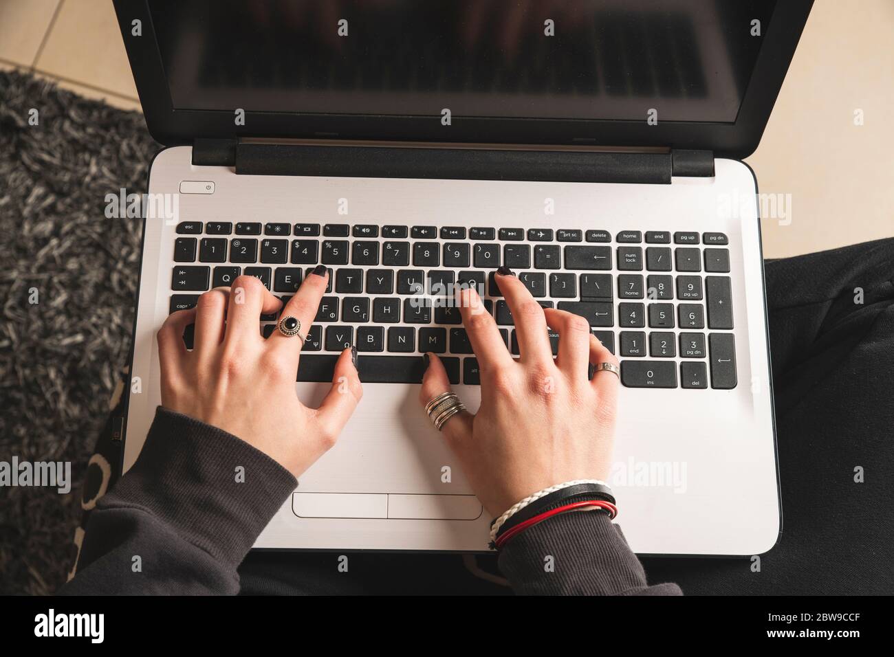 Teenager studying computer hi-res stock photography and images - Alamy