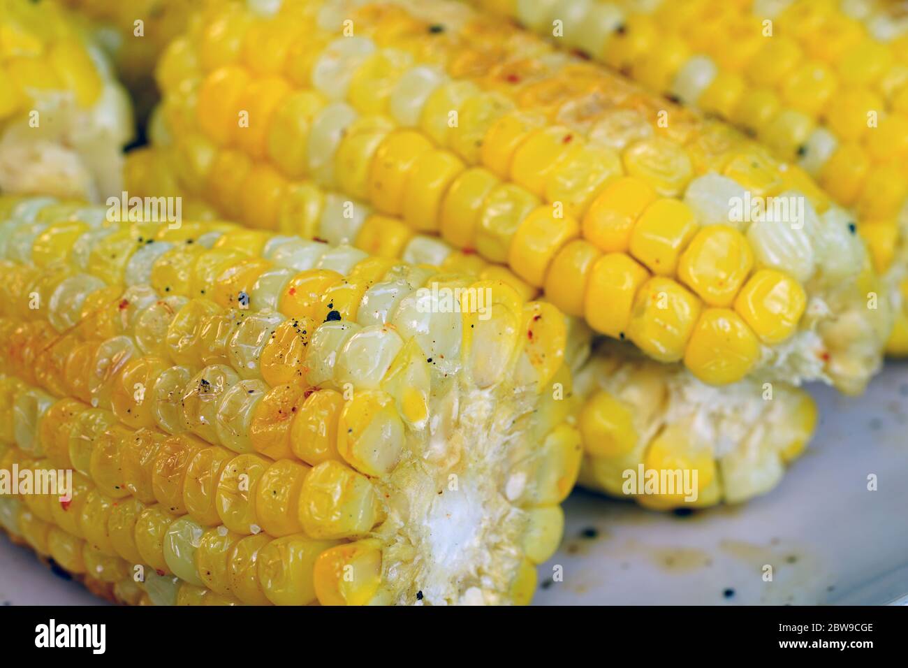 Grilled ears of corn on the cob Stock Photo - Alamy