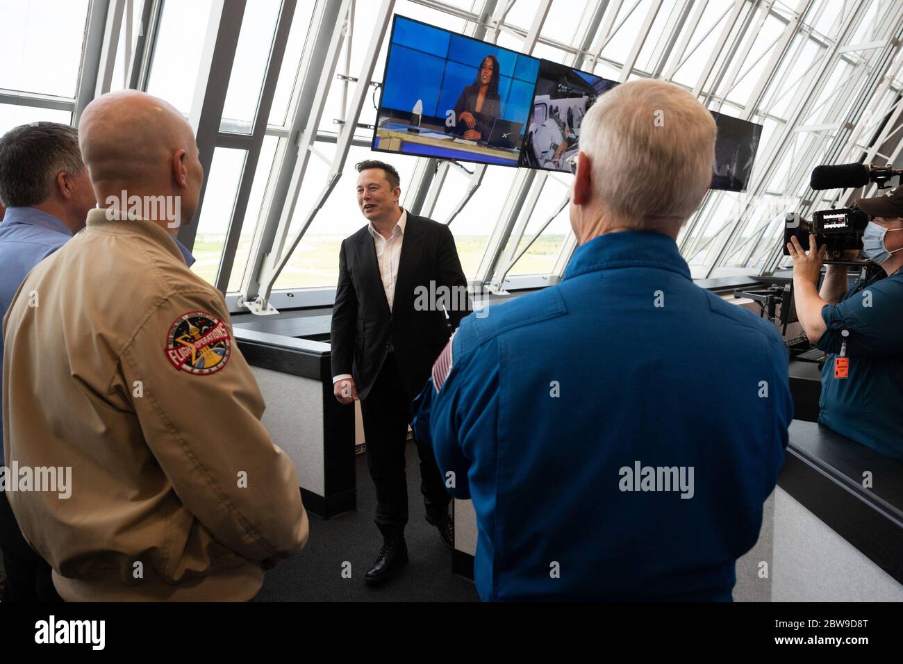 Elon Musk, SpaceX Chief Engineer, speaks with NASA managers following ...