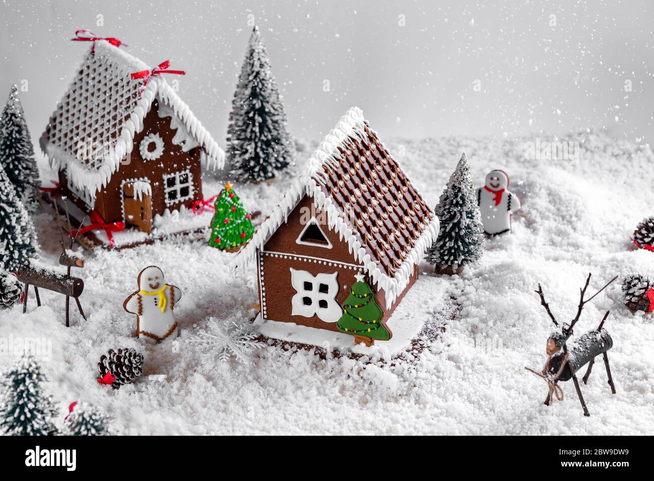 Gingerbread house on snow hi-res stock photography and images - Alamy